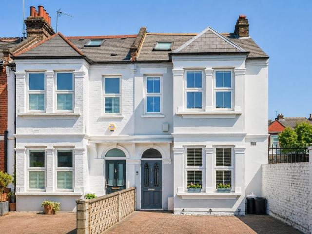4 bedroom end of terrace house for sale