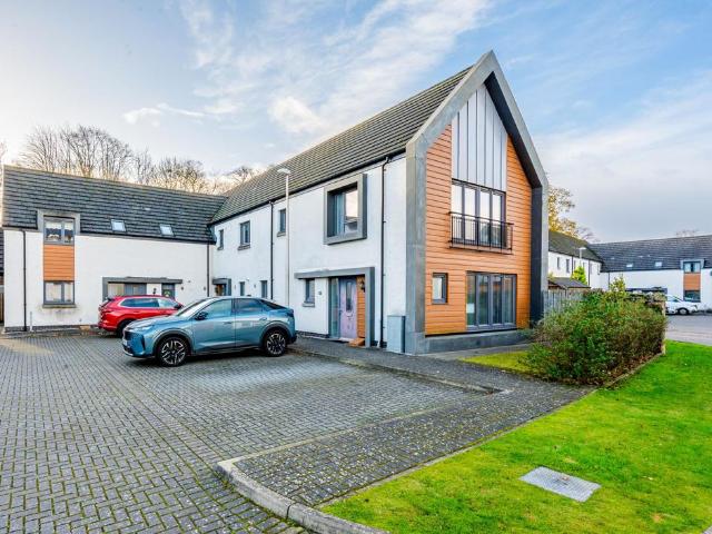 4 bedroom end of terrace house for sale