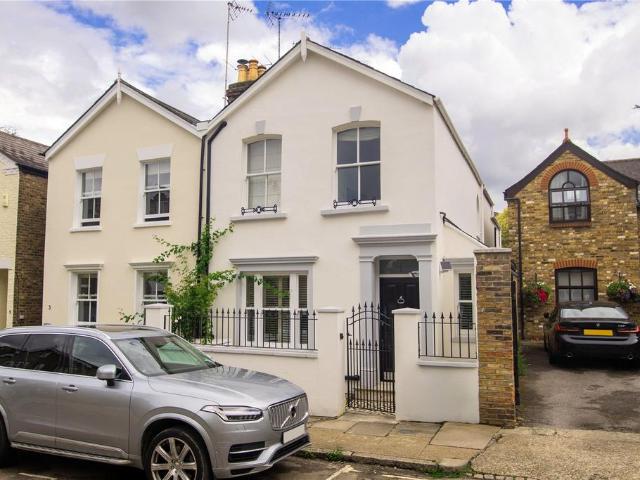 4 bedroom end of terrace house for sale