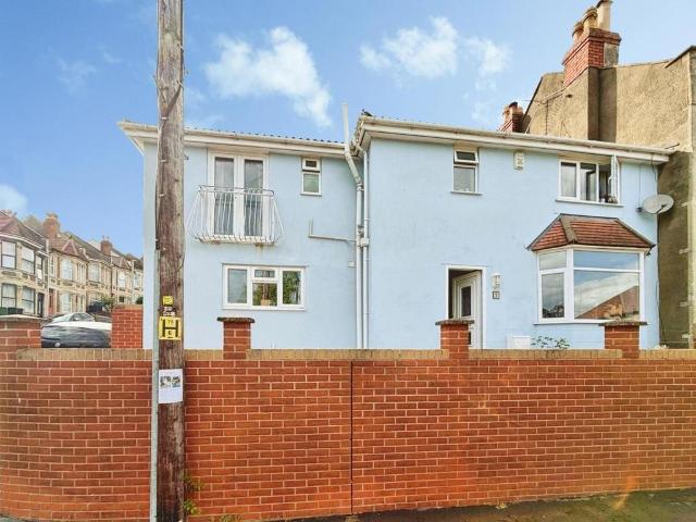 4 bedroom end of terrace house for sale