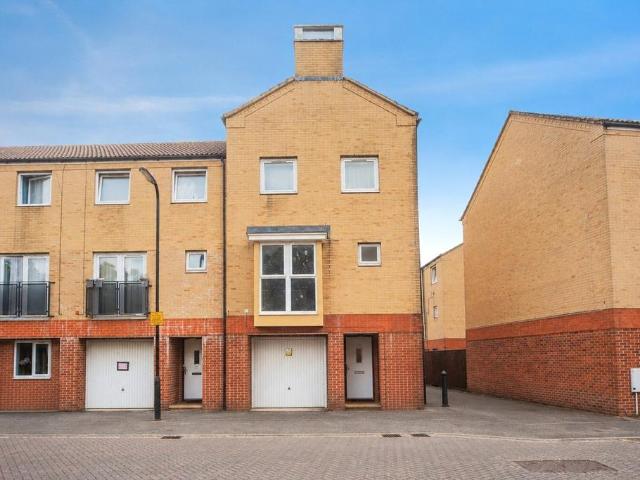 4 bedroom end of terrace house for sale