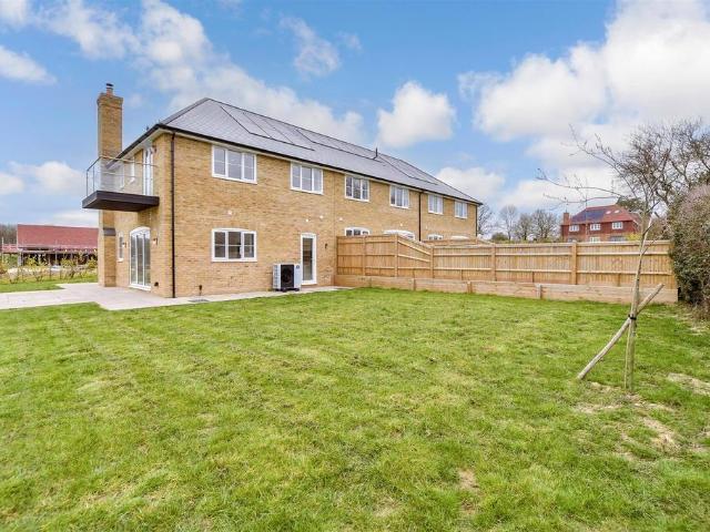 4 bedroom end of terrace house for sale