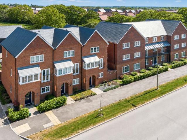 4 bedroom end of terrace house for sale