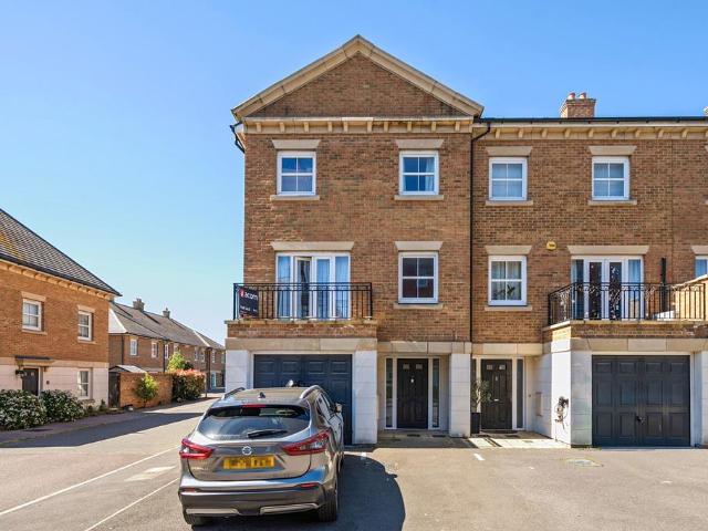 4 bedroom end of terrace house for sale