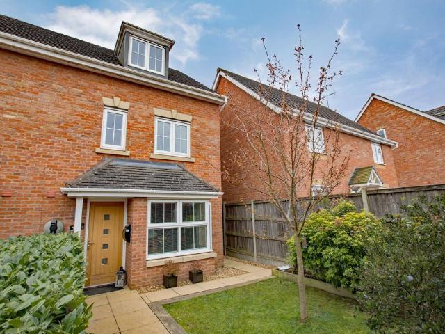 4 bedroom end of terrace house for sale
