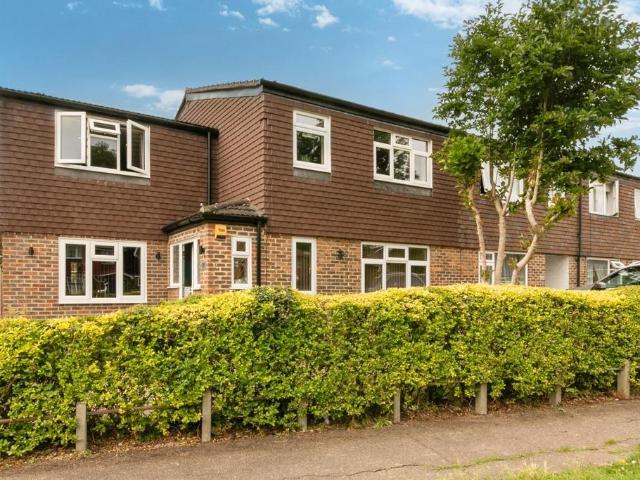 4 bedroom end of terrace house for sale