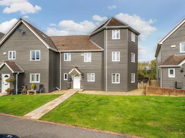 4 bedroom end of terrace house for sale