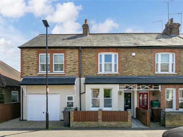 4 bedroom end of terrace house for sale