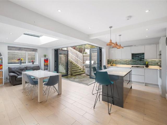 4 bedroom end of terrace house for sale
