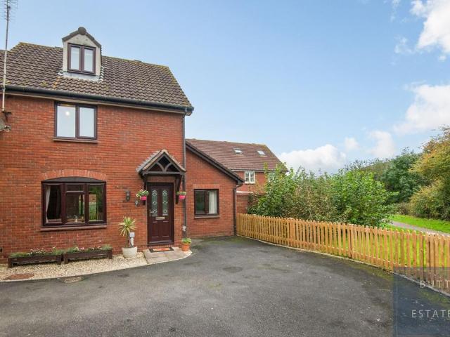 4 bedroom end of terrace house for sale