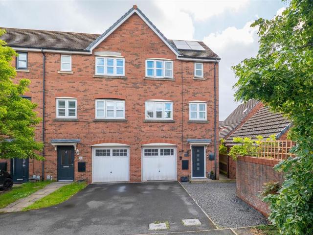 4 bedroom end of terrace house for sale