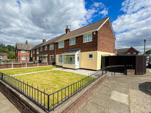 4 bedroom end of terrace house for sale