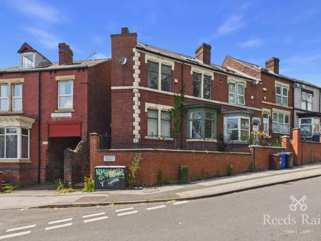 4 bedroom end of terrace house for sale