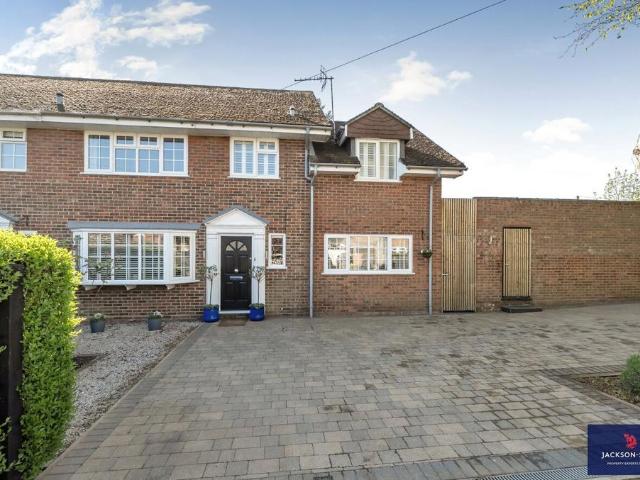 4 bedroom end of terrace house for sale