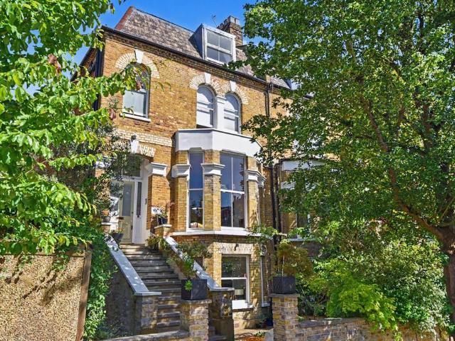 4 bedroom end of terrace house for sale