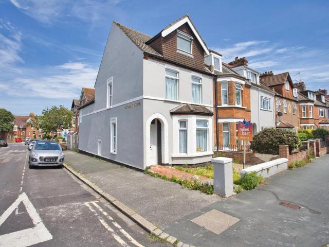4 bedroom end of terrace house for sale