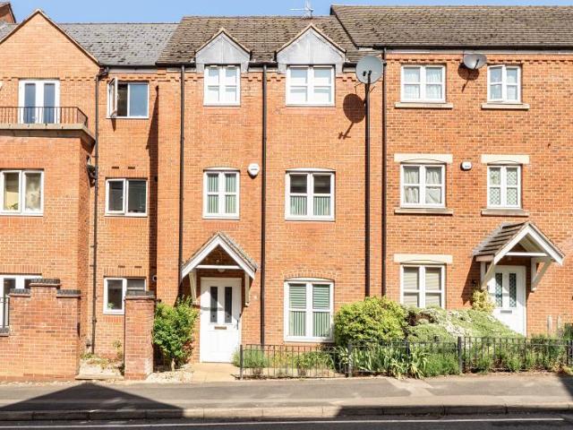 4 bedroom end of terrace house for sale