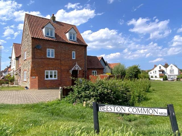 4 bedroom end of terrace house for sale