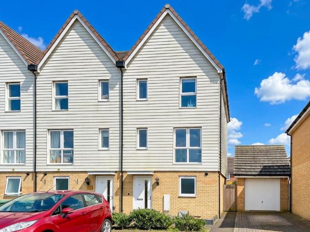 4 bedroom end of terrace house for sale
