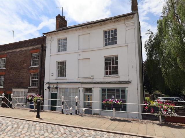 4 bedroom end of terrace house for sale