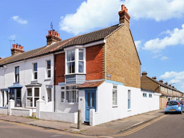 4 bedroom end of terrace house for sale