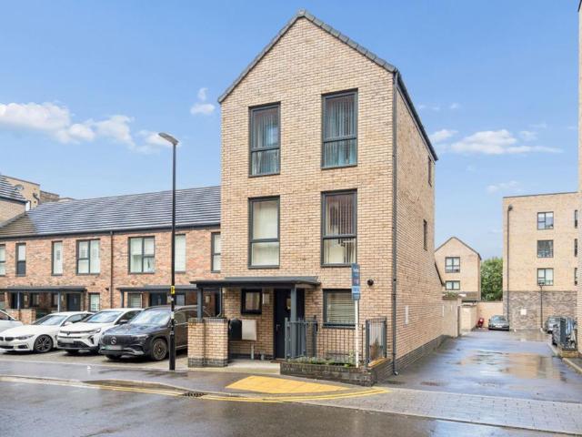 4 bedroom end of terrace house for sale