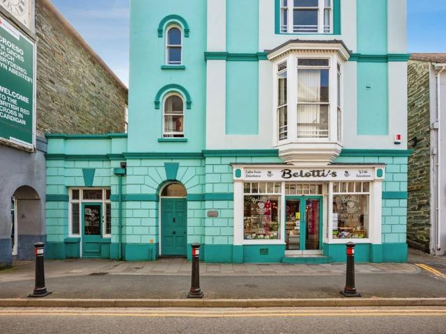 4 bedroom end of terrace house for sale