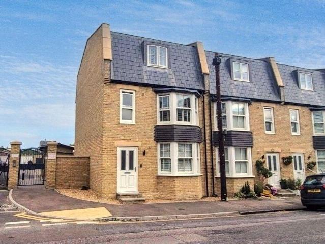 4 bedroom end of terrace house for sale