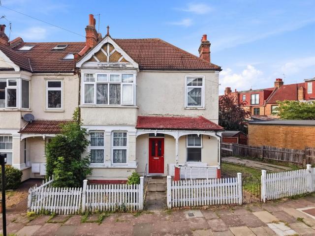 4 bedroom end of terrace house for sale