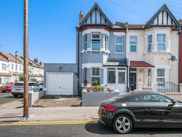4 bedroom end of terrace house for sale