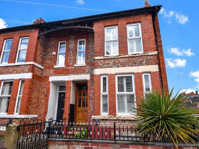4 bedroom end of terrace house for sale