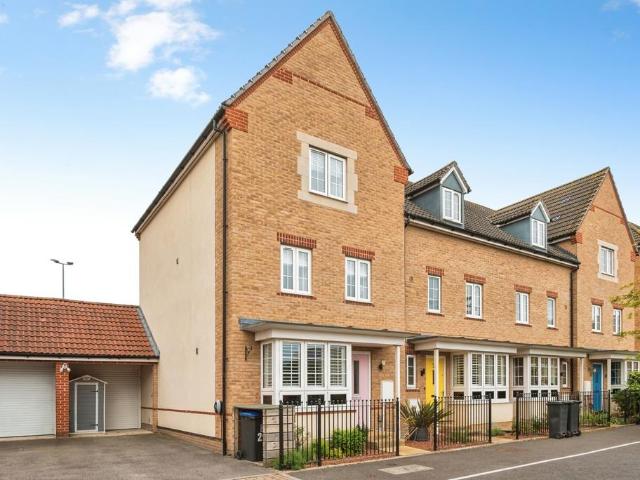 4 bedroom end of terrace house for sale