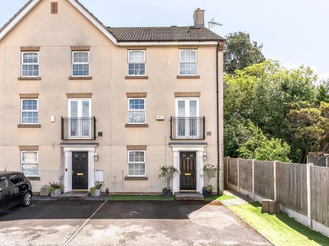4 bedroom end of terrace house for sale
