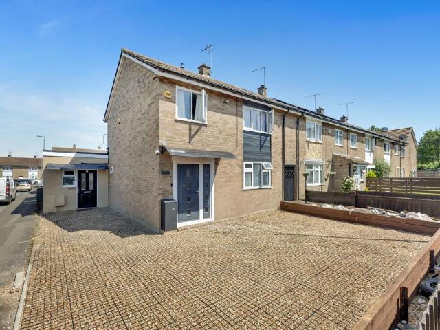 4 bedroom end of terrace house for sale