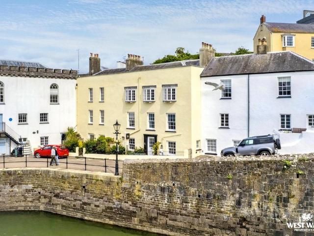 4 bedroom end of terrace house for sale