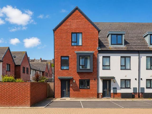 4 bedroom end of terrace house for sale