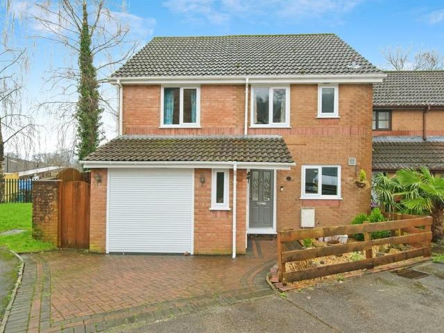 4 bedroom end of terrace house for sale