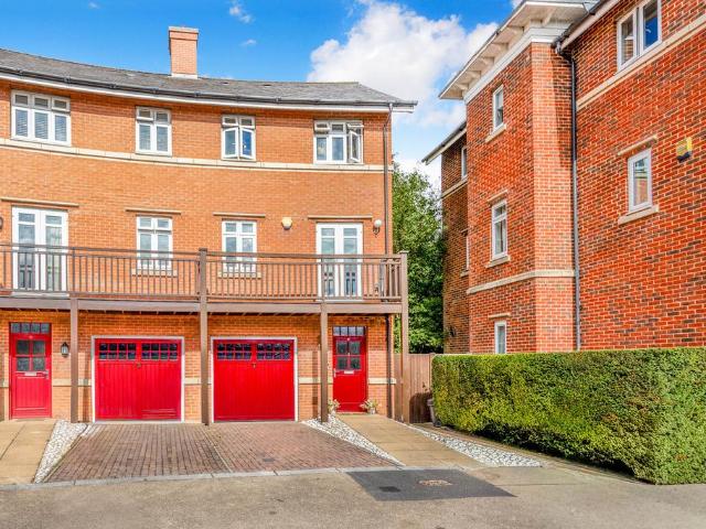 4 bedroom end of terrace house for sale