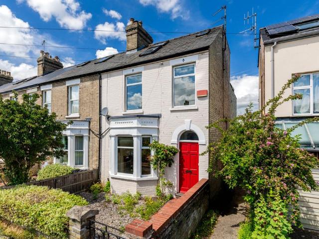 4 bedroom end of terrace house for sale