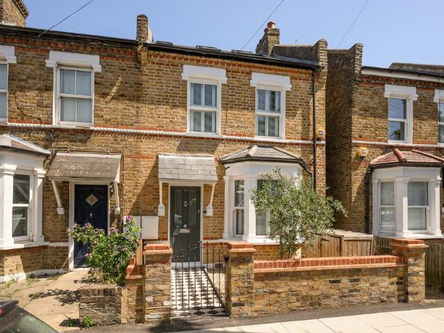 4 bedroom end of terrace house for sale