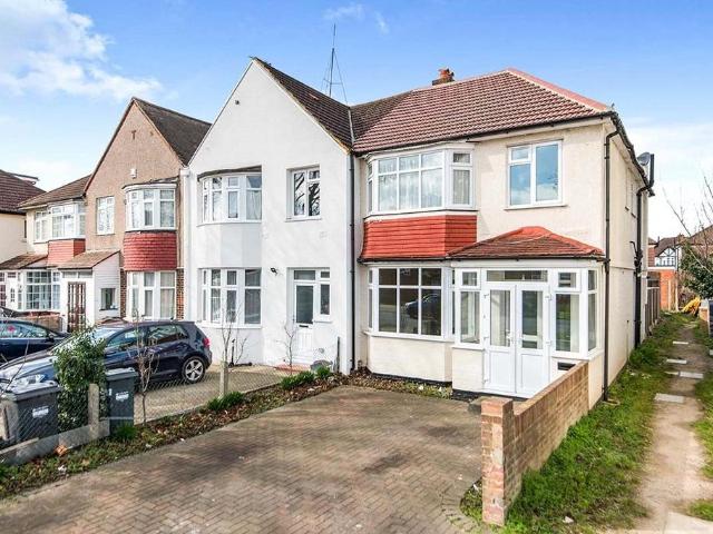 4 bedroom end of terrace house for sale