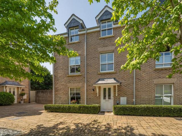 4 bedroom end of terrace house for sale