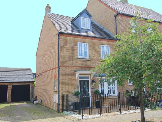4 bedroom end of terrace house for sale