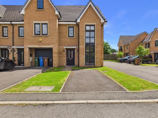 4 bedroom end of terrace house for sale