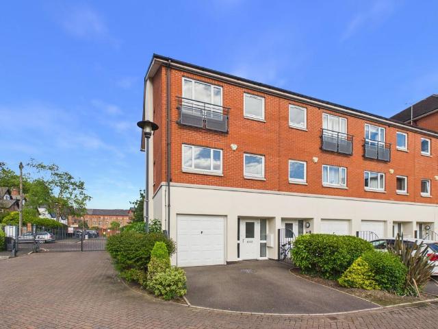 4 bedroom end of terrace house for sale