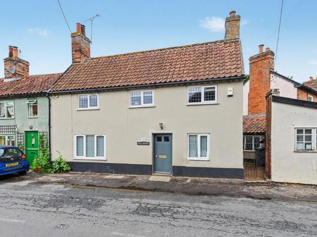 4 bedroom end of terrace house for sale