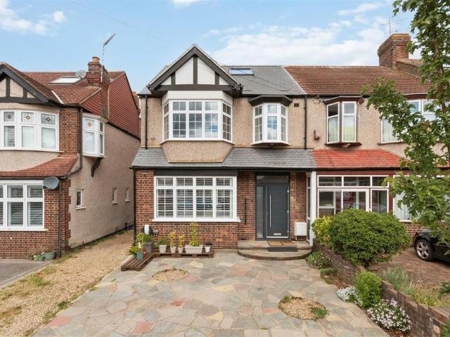 4 bedroom end of terrace house for sale