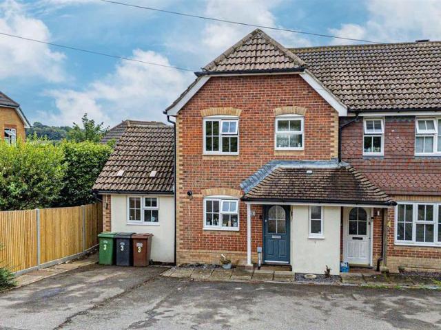 4 bedroom end of terrace house for sale