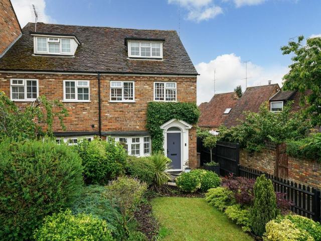 4 bedroom end of terrace house for sale