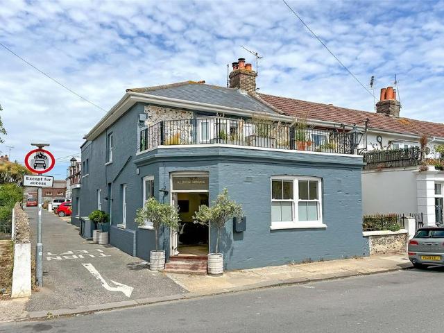 4 bedroom end of terrace house for sale